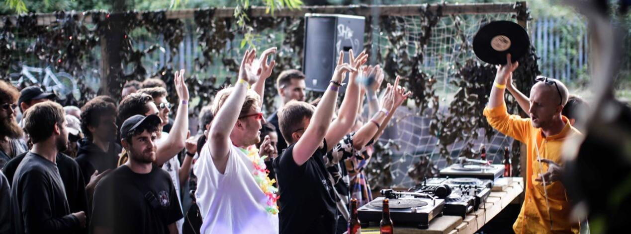 Alec Falconer : « Quand tout le monde regarde dans la direction du DJ ...