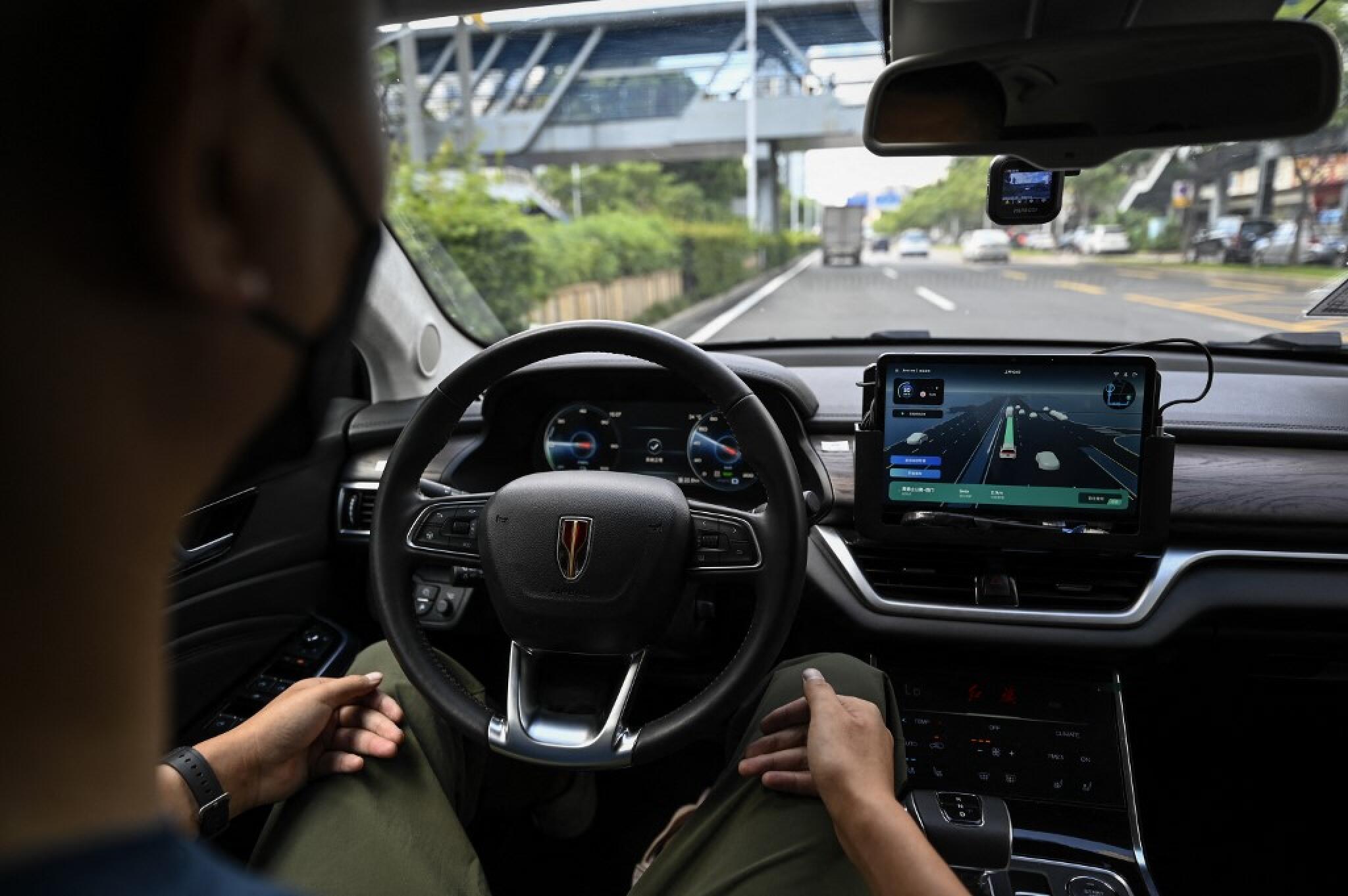 Conduire sans les mains, maintenant c'est possible (légalement) - Radio ...