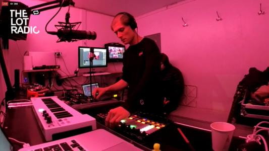 Là maintenant, Jacques compose en live un nouveau disque - Radio Nova