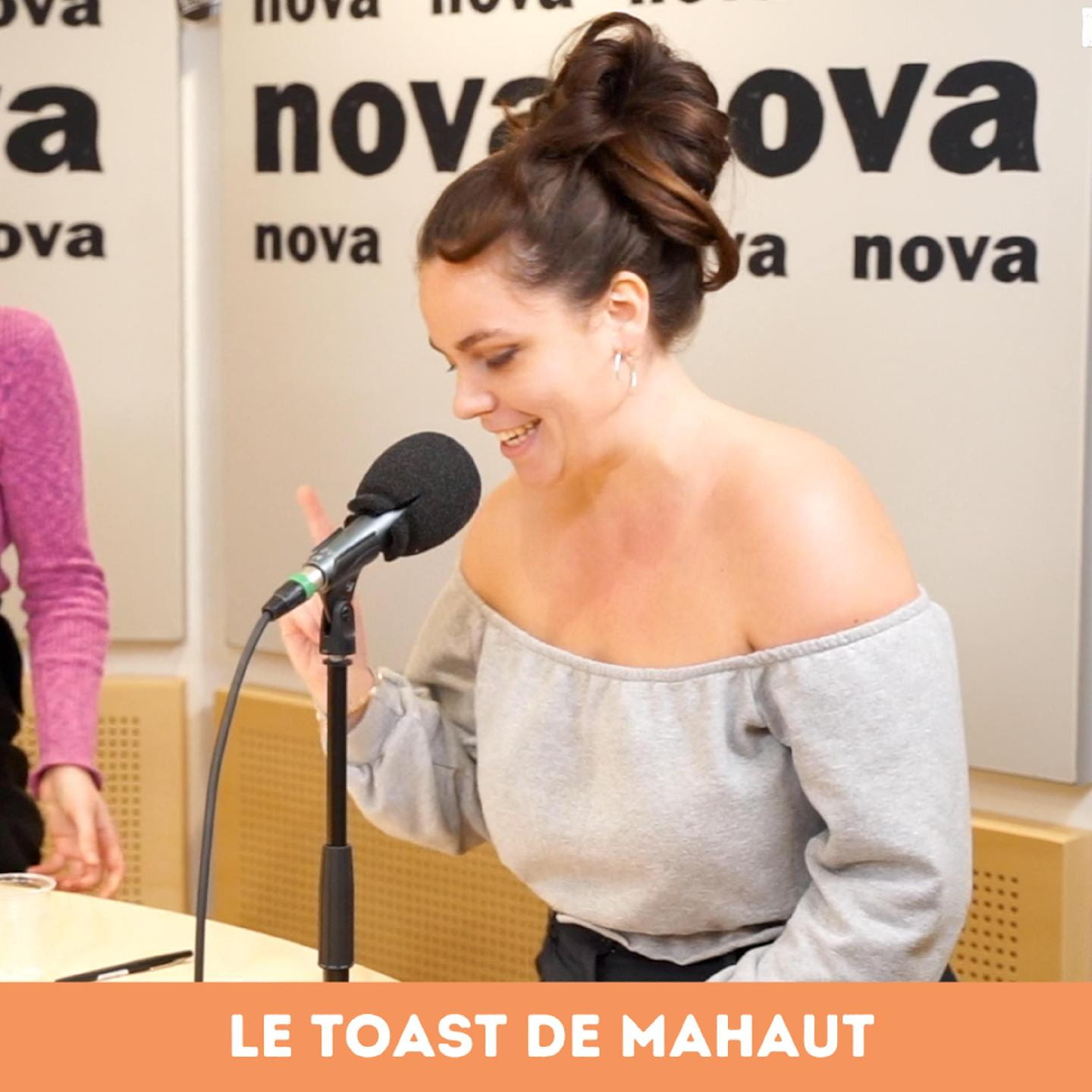 Mahaut porte un Toast au film « Hold-Up » - Radio Nova