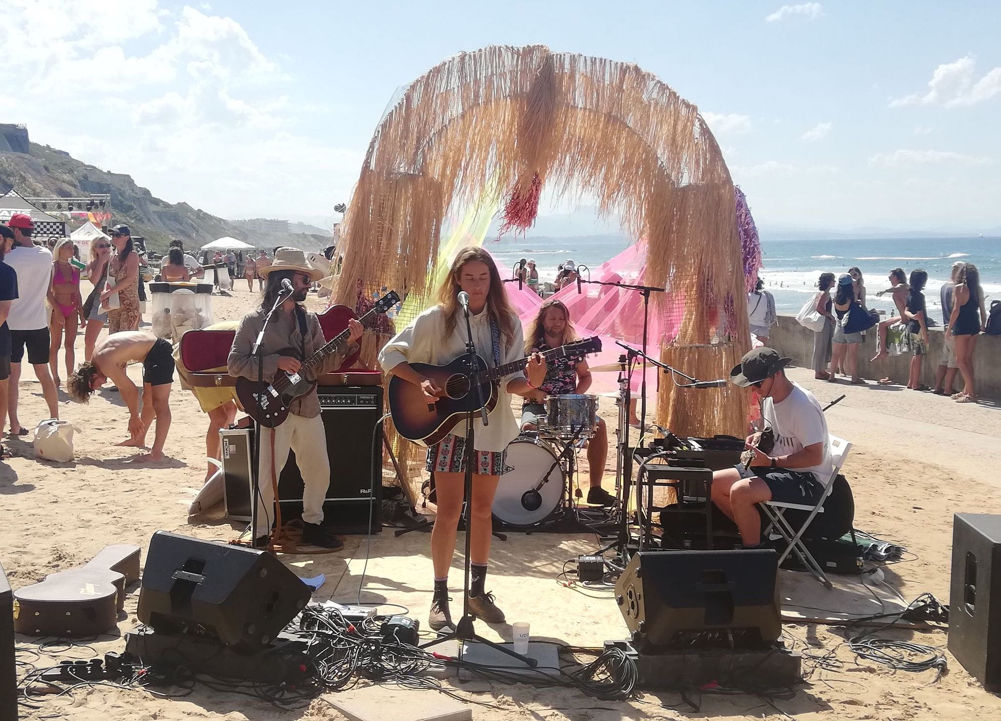 Sur la plage, au banc d'honneur, le Queen Classic Surf Festival ...
