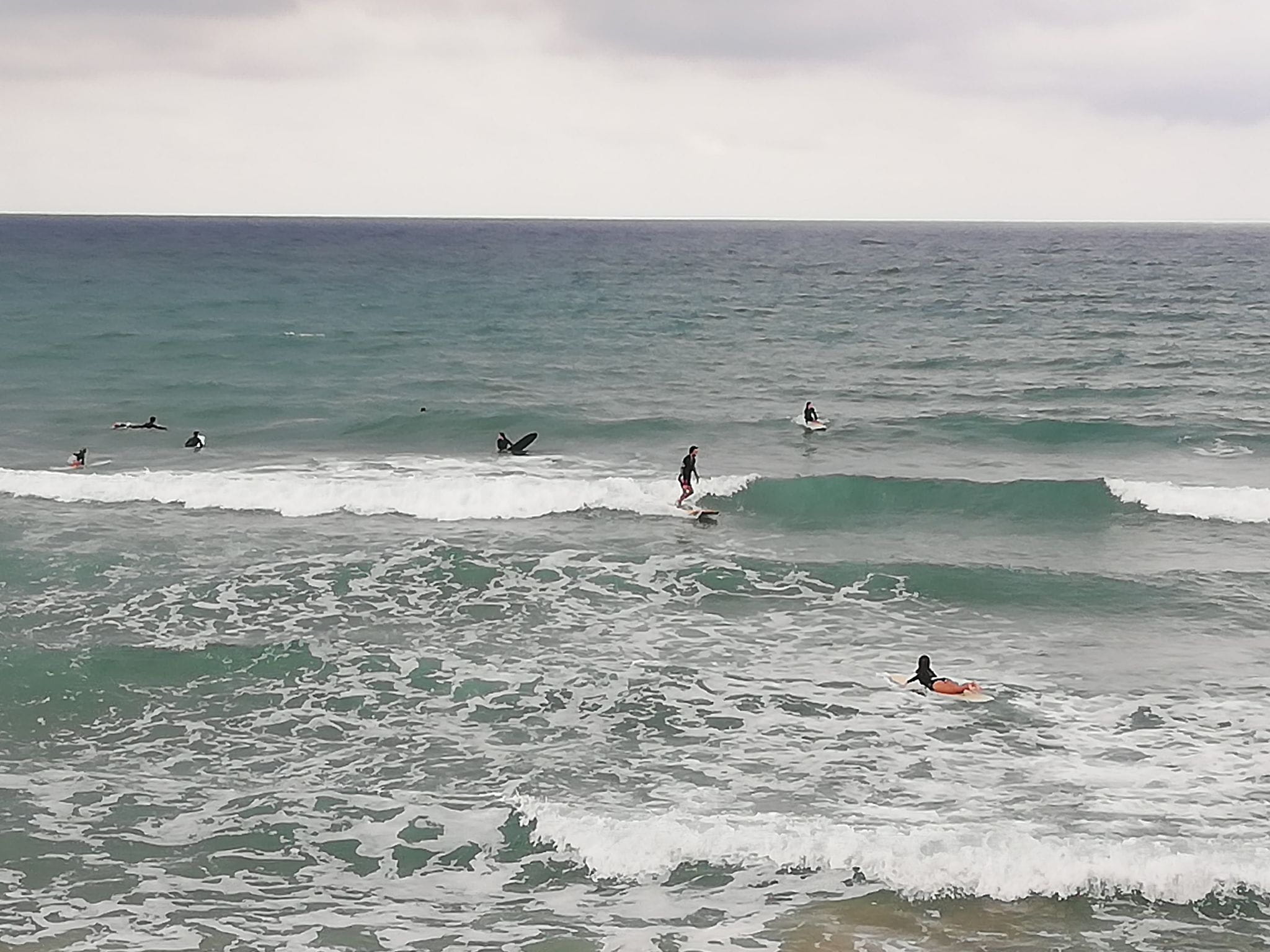 Sur la plage, au banc d'honneur, le Queen Classic Surf Festival ...